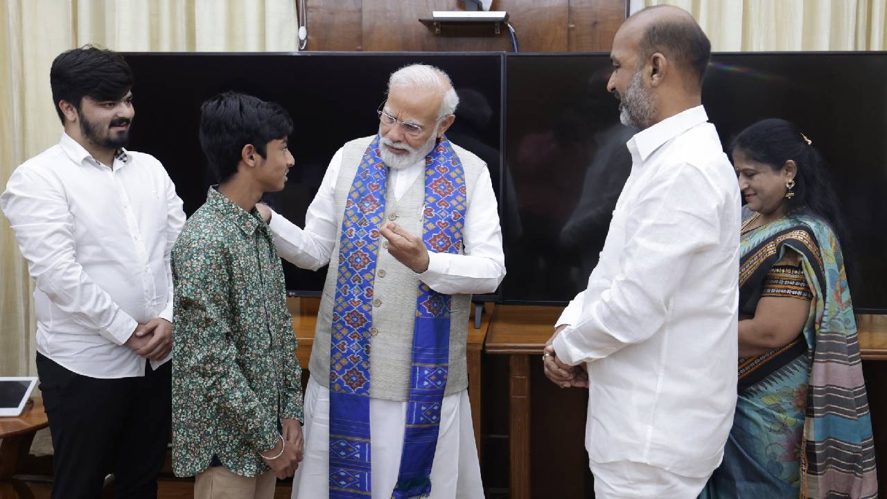 Bandi Sanjay: కుటుంబ సమేతంగా మోదీని కలిసిన బండి సంజయ్.. ఆ తర్వాత ట్వీట్ ...