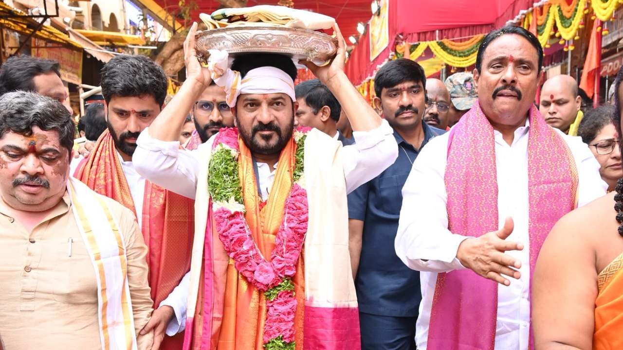 ఉజ్జయిని మహాకాళి అమ్మవారిని దర్శించుకున్న సీఎం రేవంత్ రెడ్డి | Cm ...